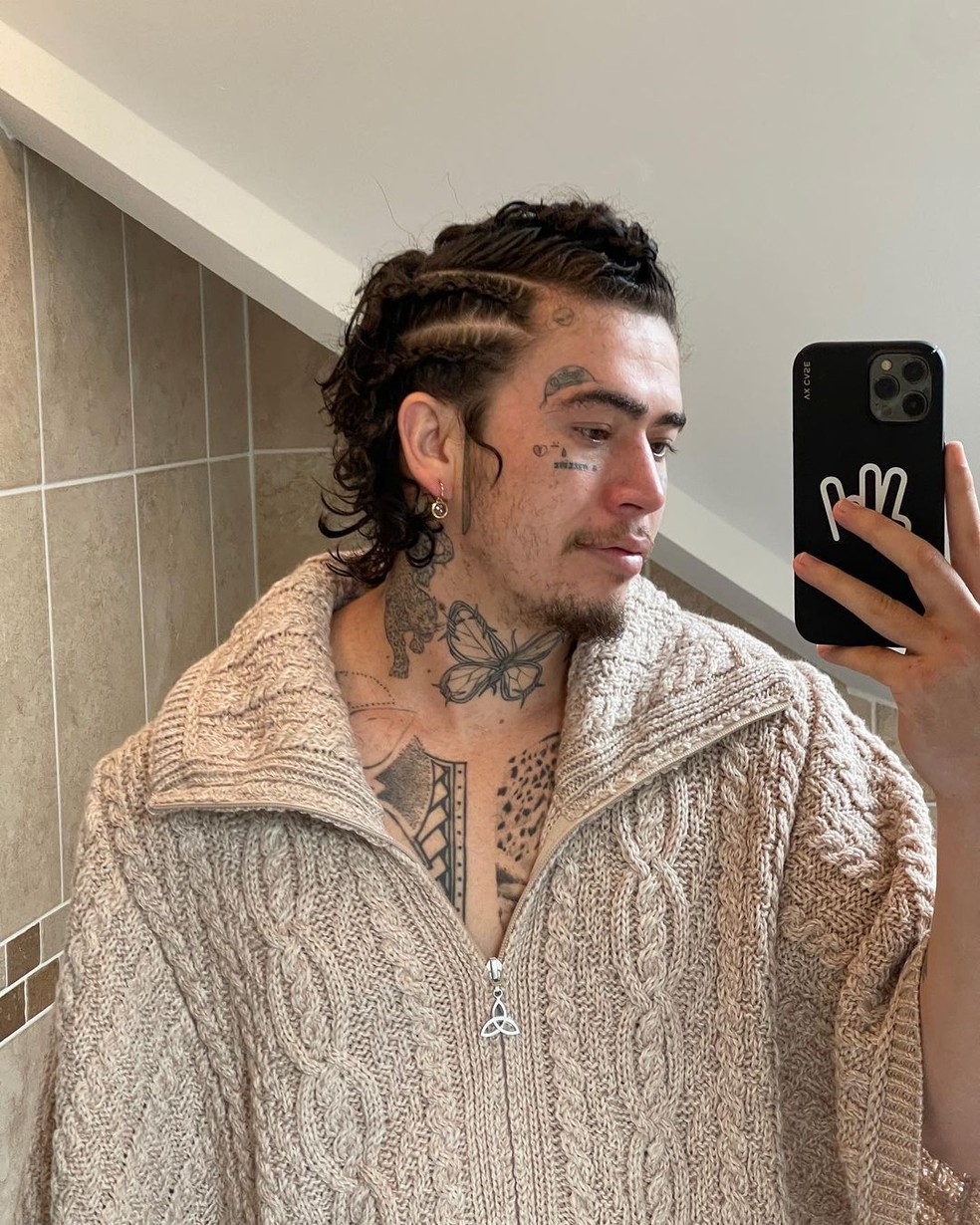 Whindersson Nunes faz nova tatuagem no rosto; saiba qual