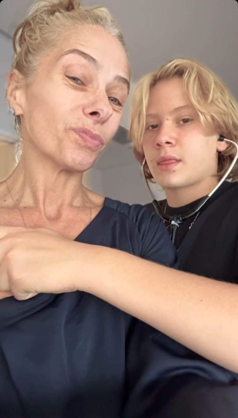De body, Adriane Galisteu comemora os 52 anos com o marido e o filho ...