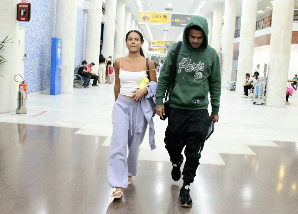 Bella Campos e Mc Cabelinho desembarcam no Rio de Janeiro