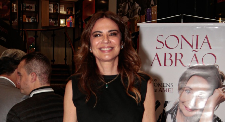 Luciana Gimenez e o irmão, Marco Antônio Gimenez, vão a evento juntos
