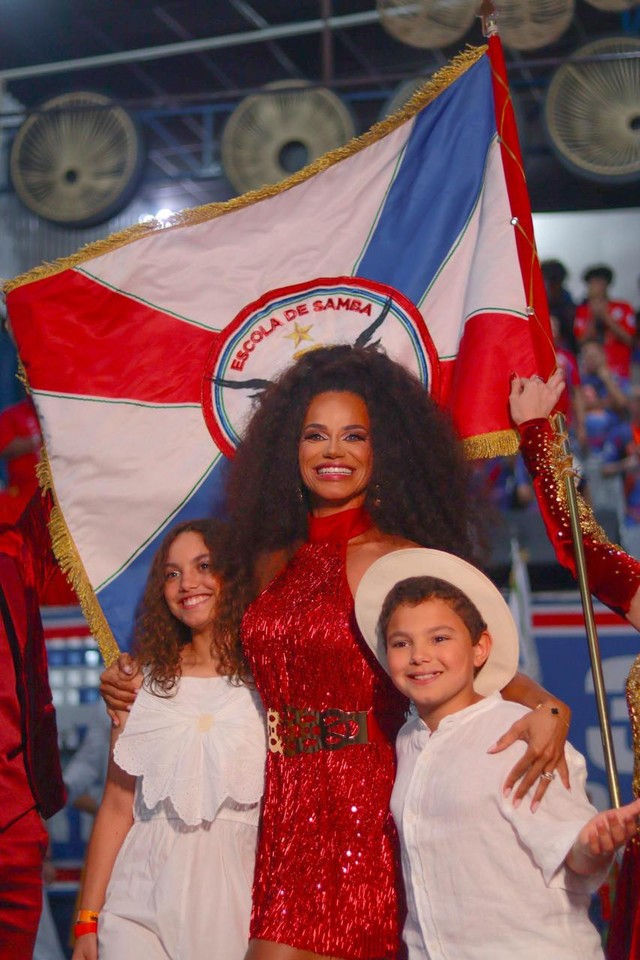 Rainha de bateria Savia David leva filhos para coroação na Estrela do ...
