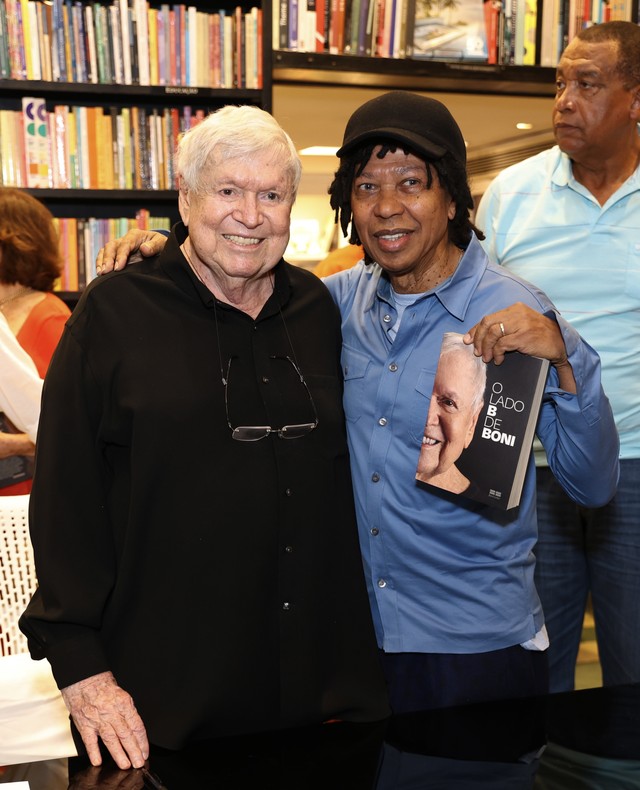 Boni lança livro na Zona Sul do Rio de Janeiro com presença de famosos