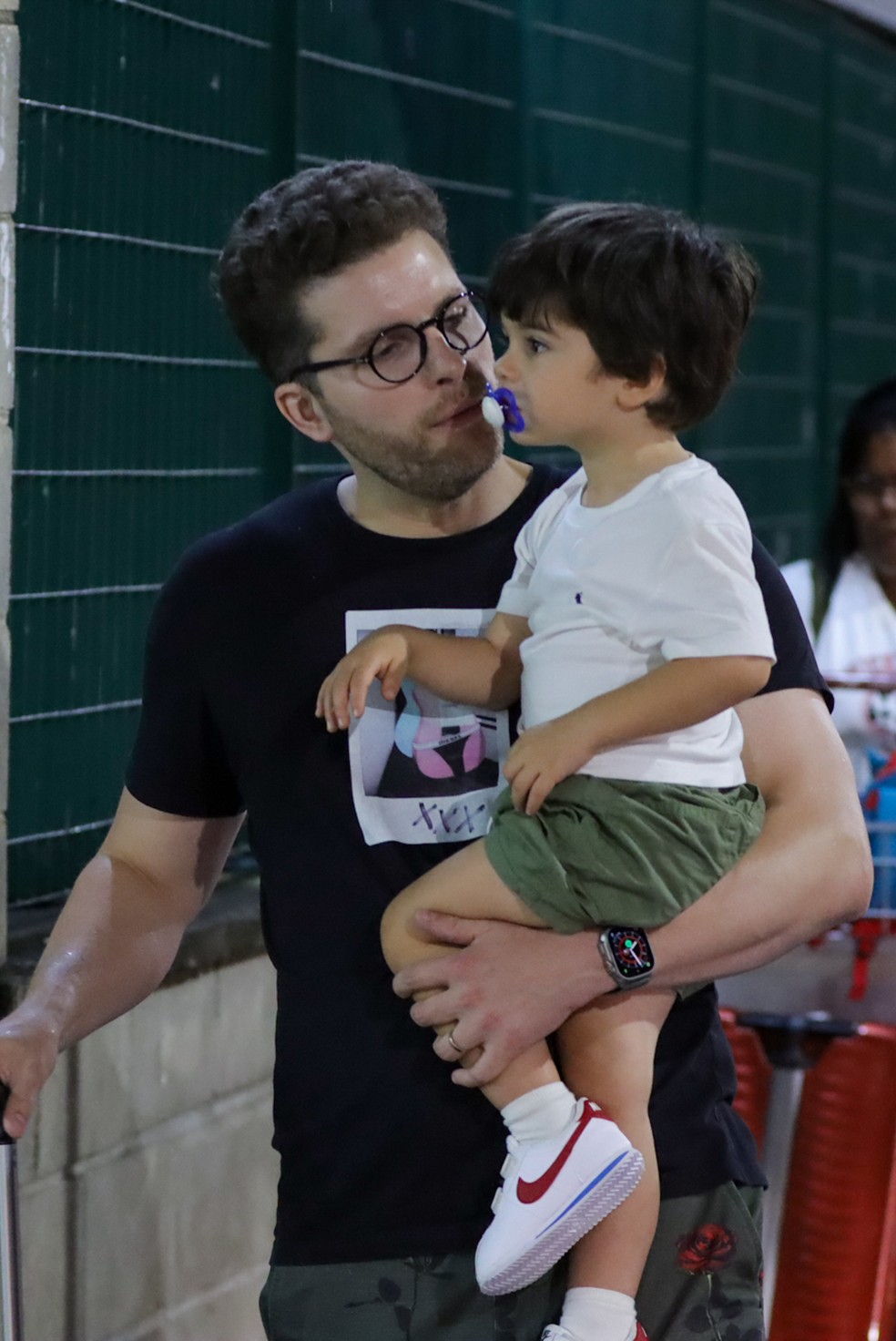 Thiago Fragoso e Mariana Vaz fazem aparição rara com os dois filhos