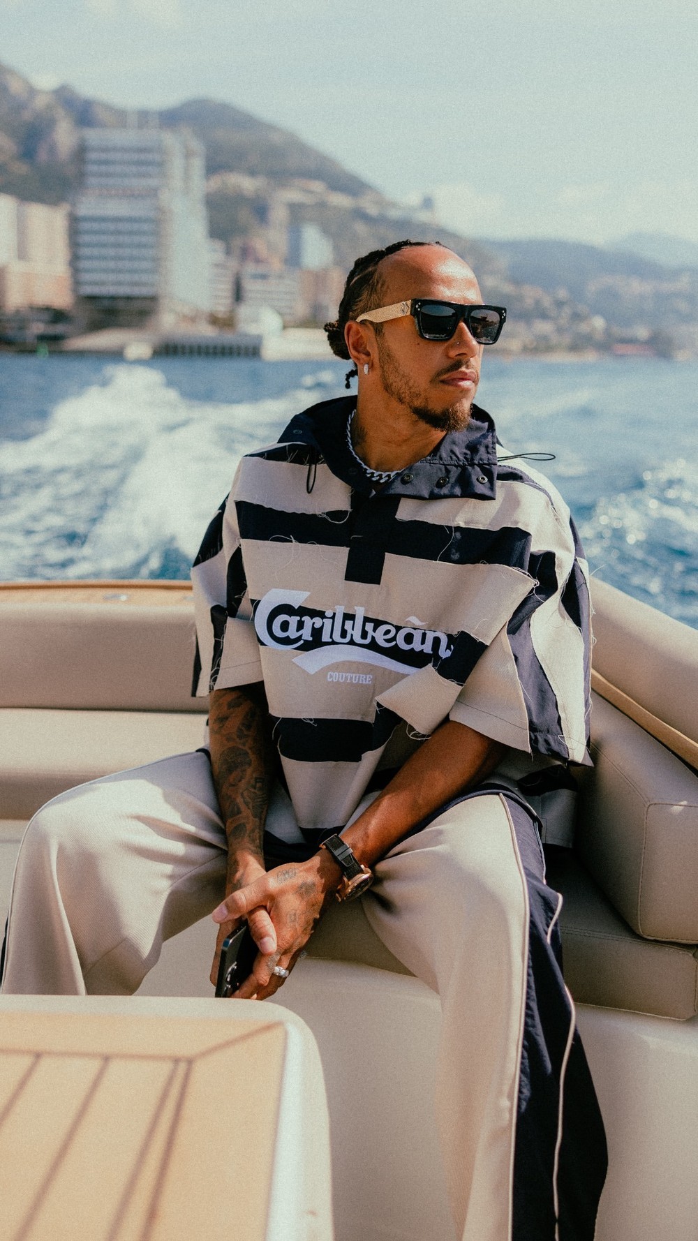 Lewis Hamilton chega de patinete ao GP de Mônaco e passeia de lancha