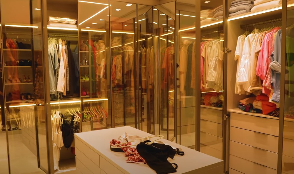 Nicole Bahls abre mansão com 22 banheiros, salão de beleza e capela ...