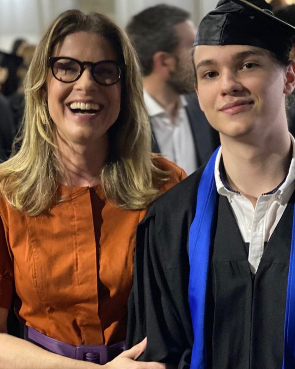 Rita Lobo compartilha clique raro com a filha: 'Luz da minha vida'