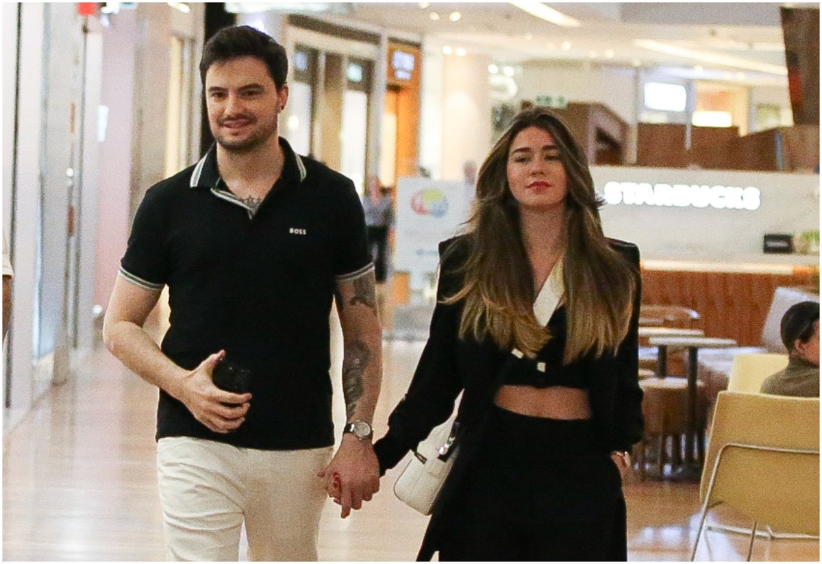 Felipe Neto passeia de mãos dadas com namorada por shopping no Rio