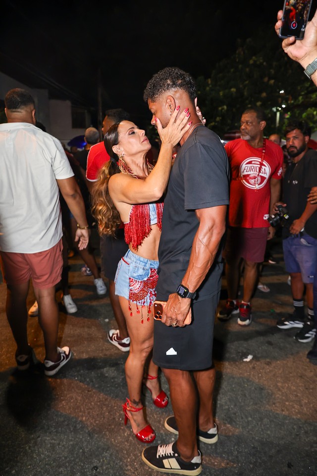 Viviane Araujo esbanja carisma e troca beijos com marido em ensaio de ...