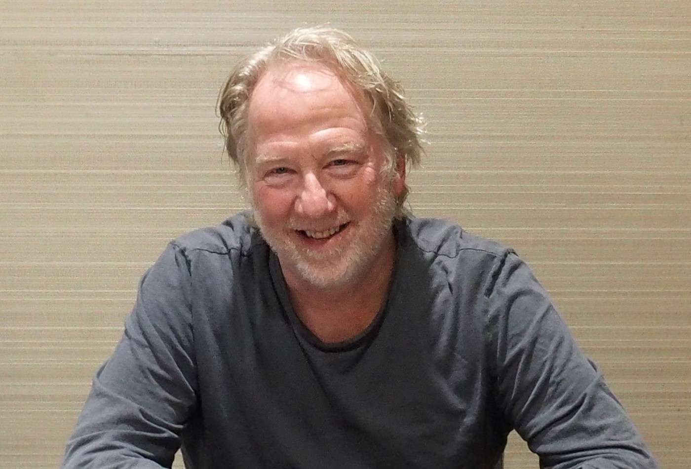 Ator de 'The West Wing', Timothy Busfield se entrega à polícia após ...