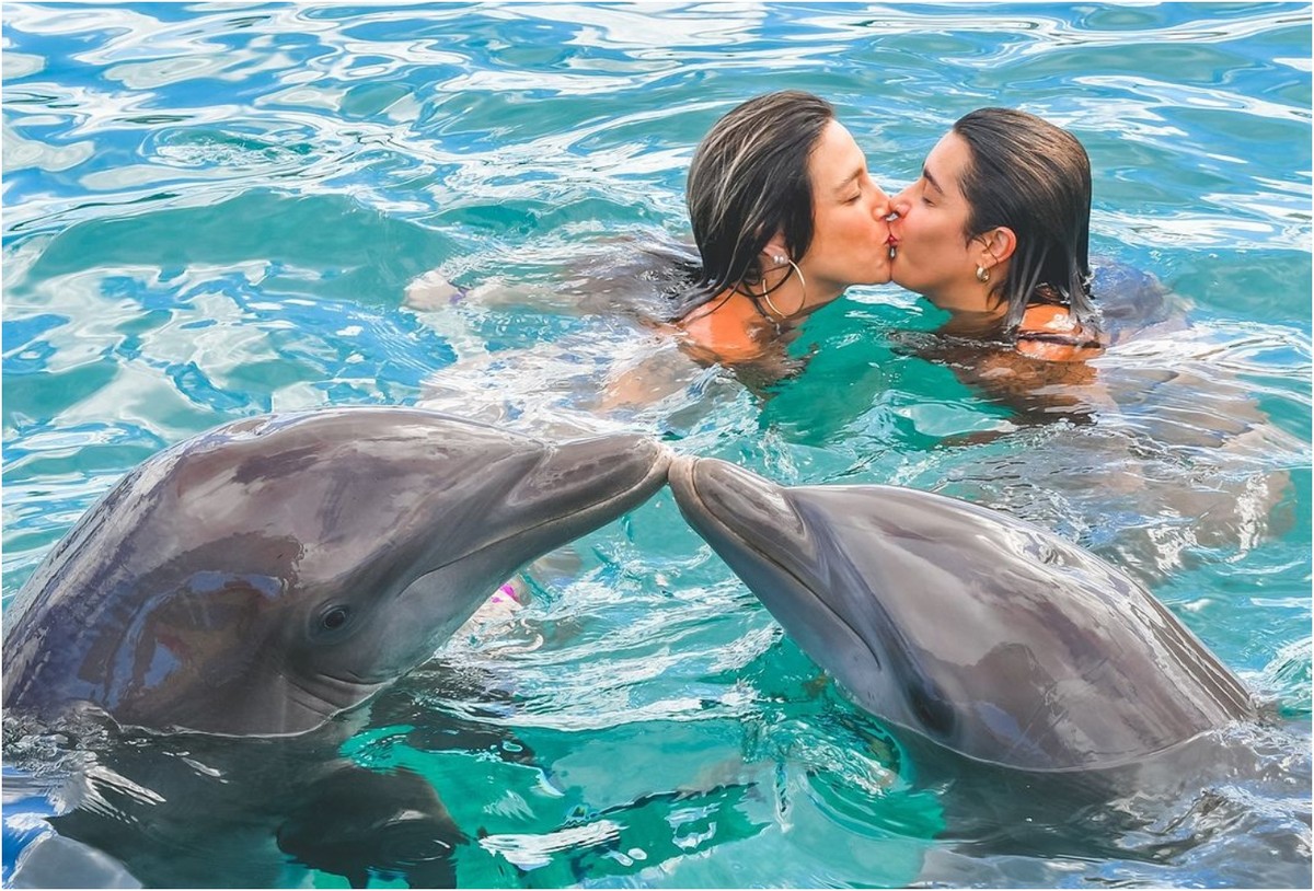 Launa Prado kisses girlfriend in entrance of dolphins in Caribbean: 'I am having a good time ...
