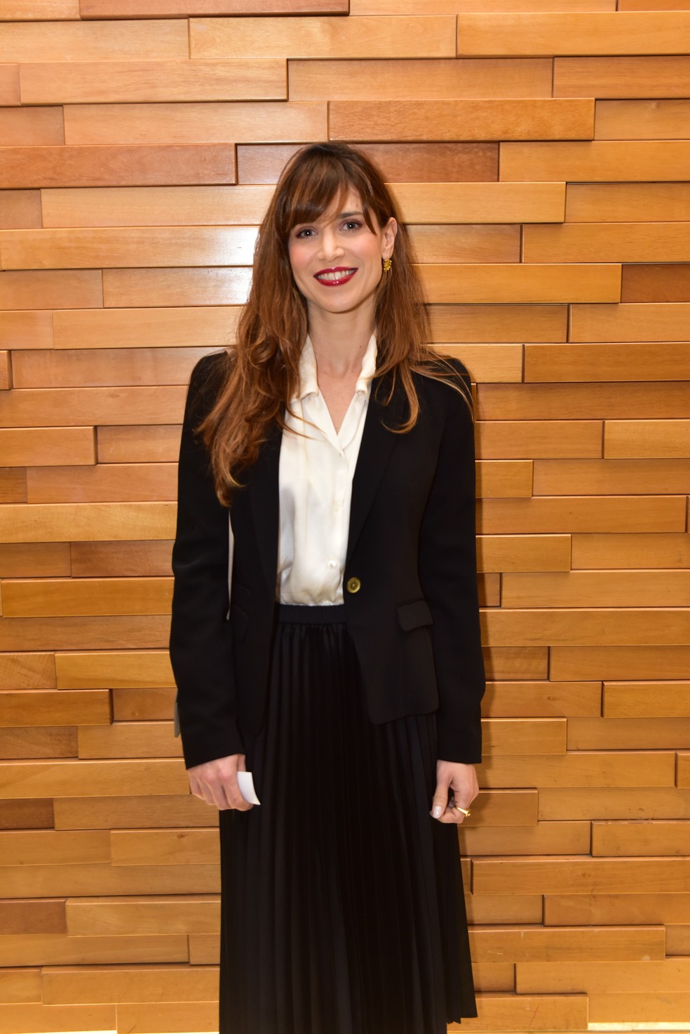 Isis Valverde aposta em look transparente para estreia de filme 'Angela ...