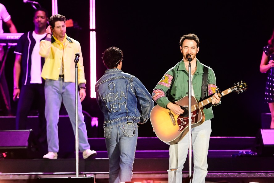 Jonas Brothers celebram 20 anos de carreira em SP, e look de Joe rouba ...
