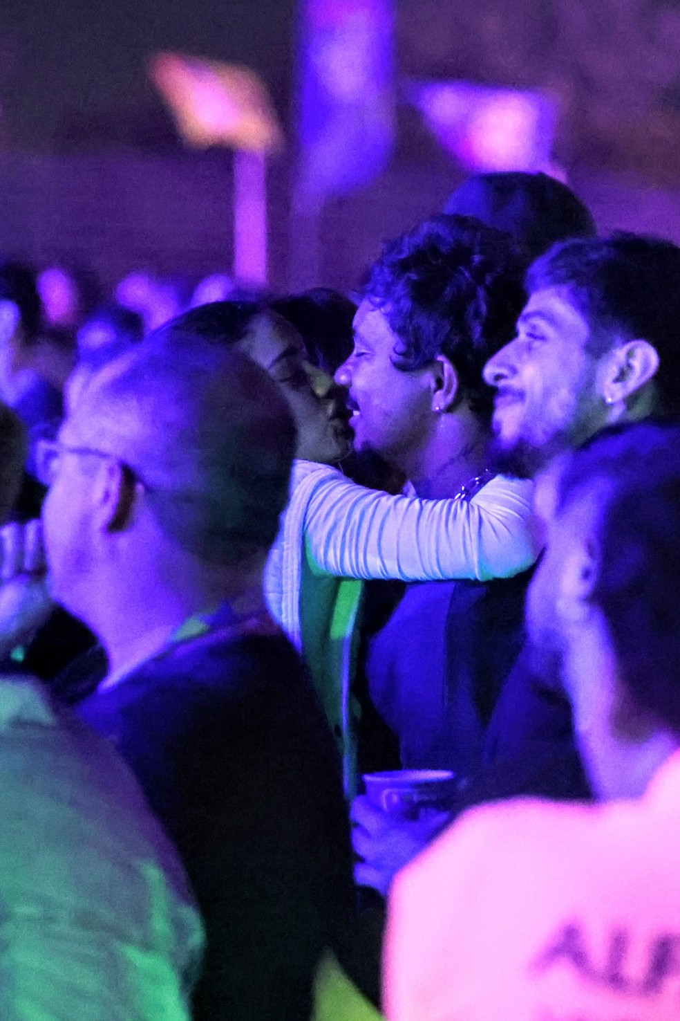 Sophie Charlotte e Xamã se beijam ao curtir festival no Rio