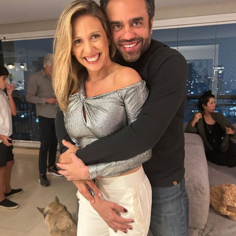 Luisa Mell comemora aniversário com namorado e filho em apartamento