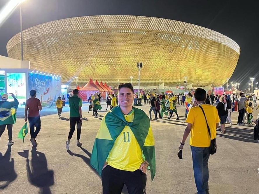 No Catar, Lucas Souza, ex de Jojo Todynho, assiste à estreia do Brasil ...