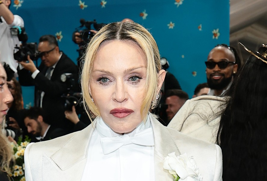 Met Gala 2025: Madonna vai de terninho branco, luvas e charuto