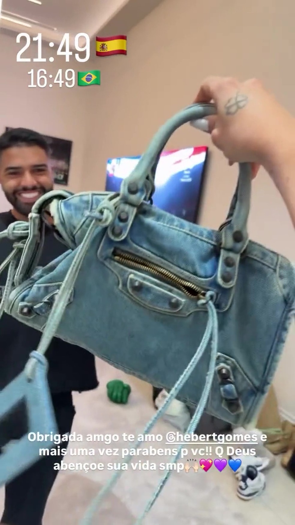 Virginia treina de macacão nude 'a vácuo' e presenteia amigo com bolsa ...
