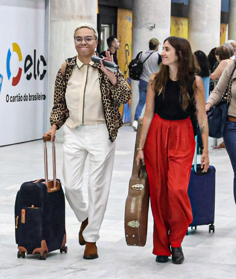 Sorridentes, Maria Gadú e a namorada, Ana Paula Popi, são clicadas no Rio
