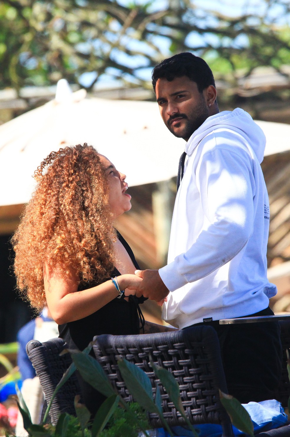 Giovanna Pitel e Lucas Pizane se divertem em dia de praia no Rio