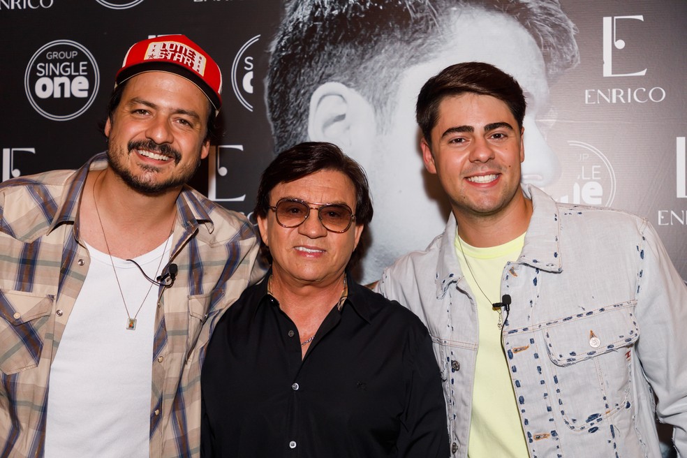 Chitãozinho faz aparição rara com os dois filhos em lançamento do ...