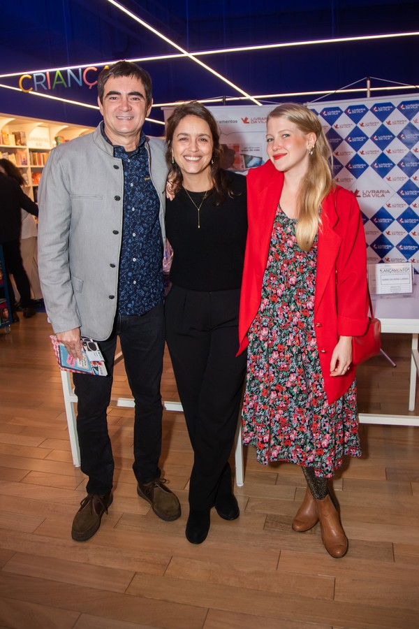 Samuel Rosa troca beijos com a mulher, Laura Sarkovas, em evento