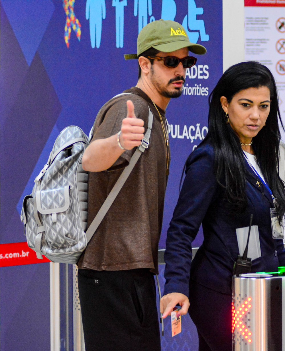 Enzo Celulari é fotografado com look despojado em aeroporto do Rio