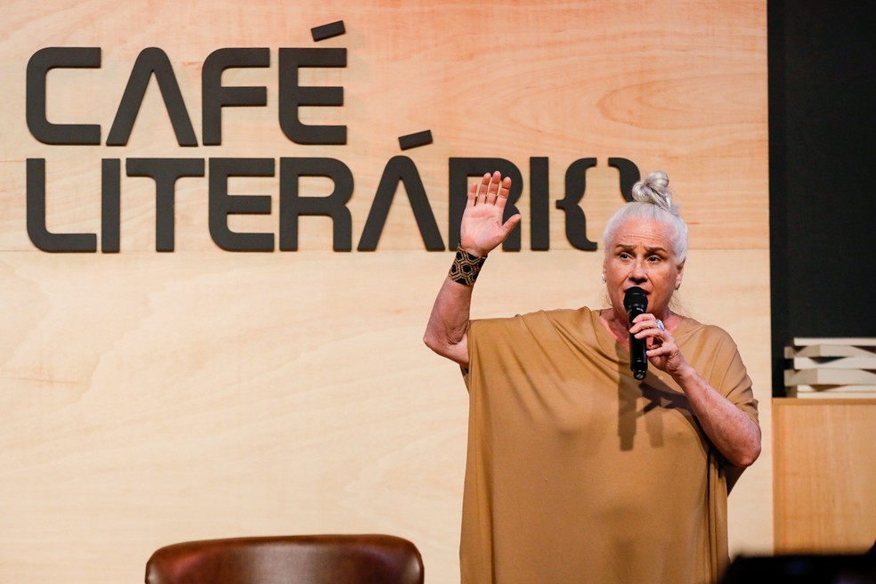 Vera Holtz faz leitura de sua peça na Bienal do Livro no Rio