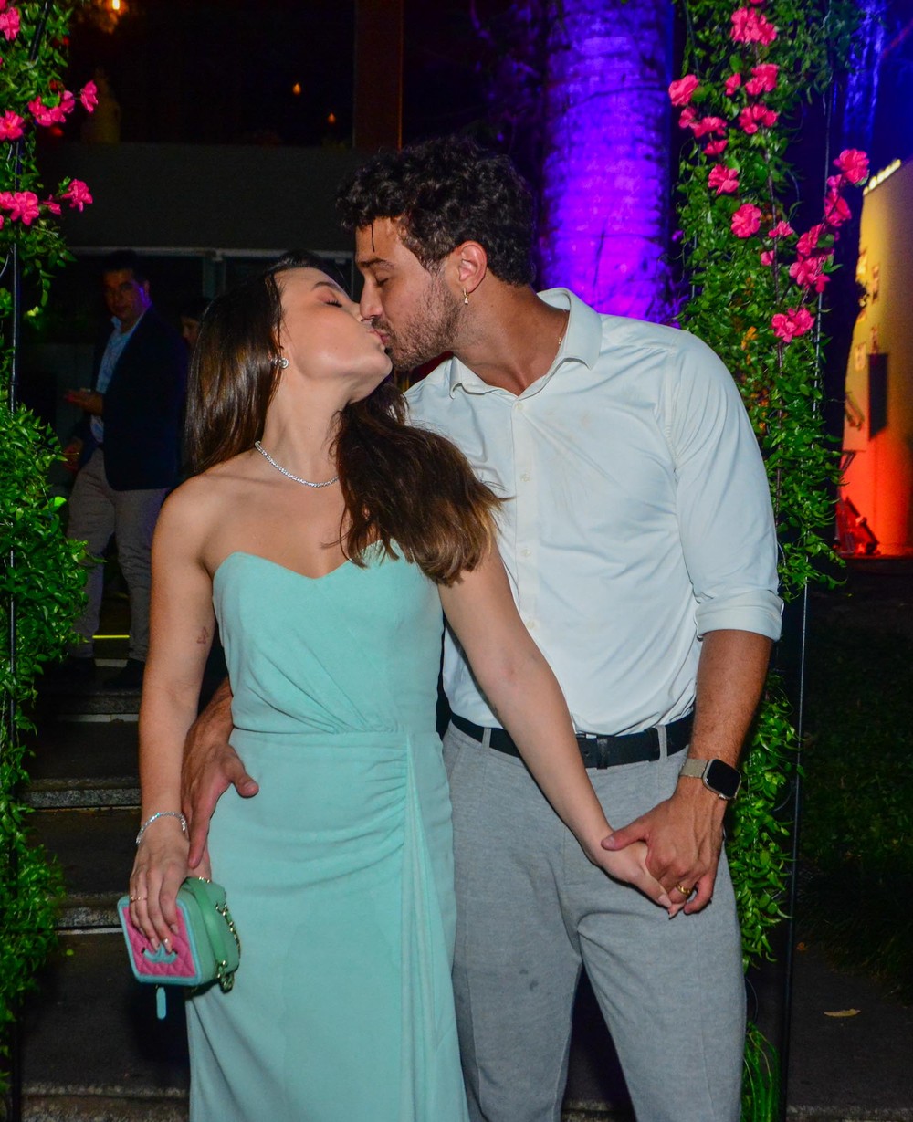 Recém-casados, Larissa Manoela e André Luiz Frambach trocam beijos em casamento de amigos