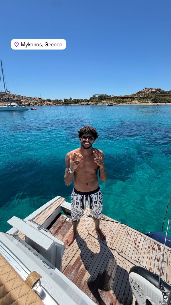 Fora da Copa e solteiro, Hugo Souza curte férias com jogadores em Mykonos