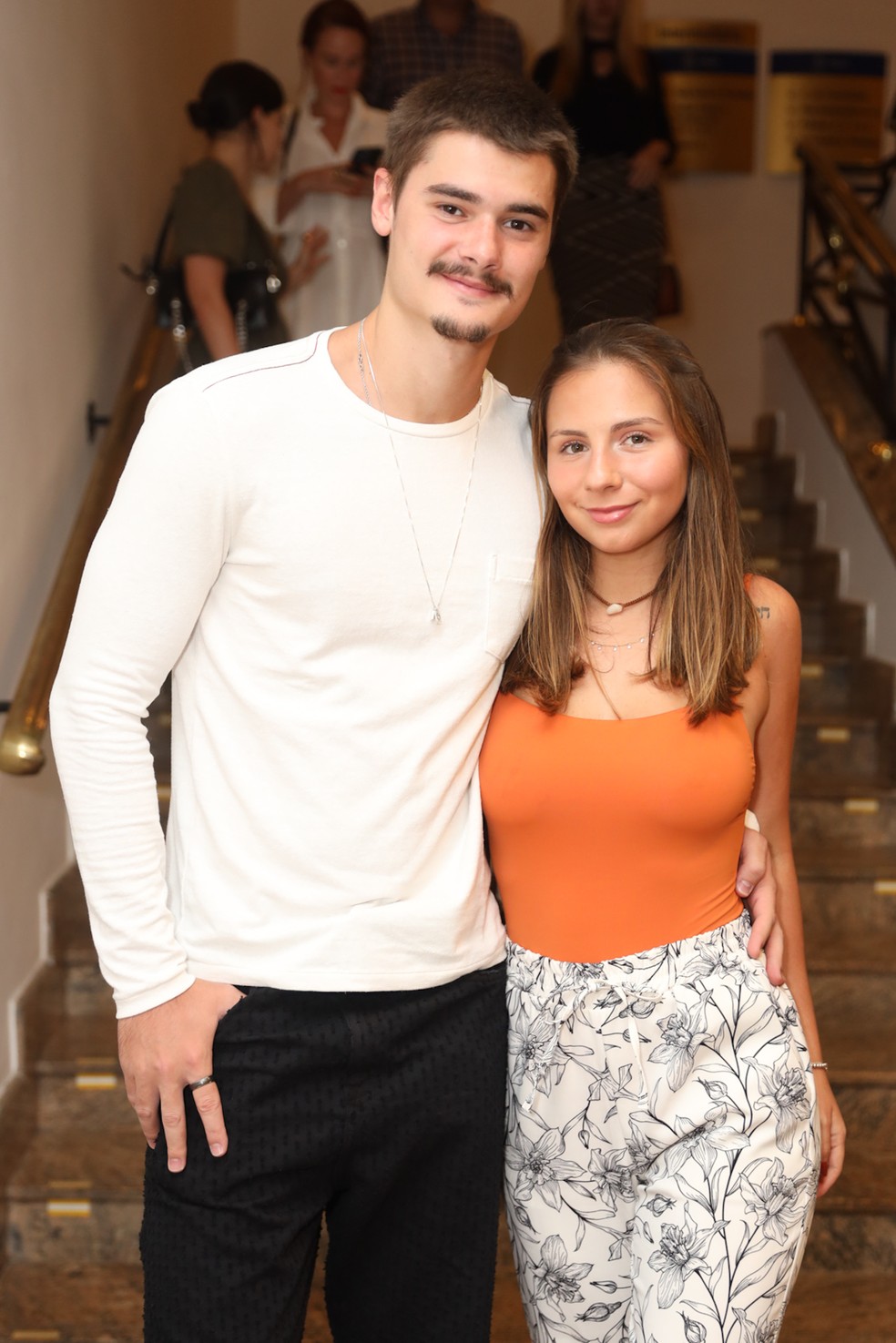 Em aparição rara, filho de Fábio Assunção, João Assunção, beija a namorada