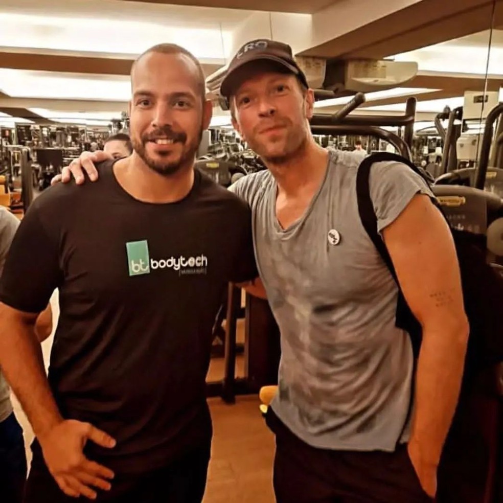 Chris Martin chega ao Brasil para shows e faz a alegria de fãs em academia