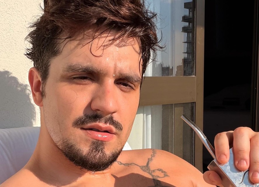 Luan Santana posta cliques sem camiseta e web pira: 'Que homem!'