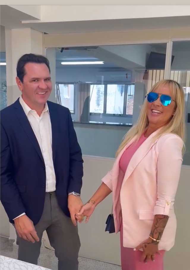 Vivi Fernandez, musa das pegadinhas, se casa no civil em SP: 'Minha versão masculina'