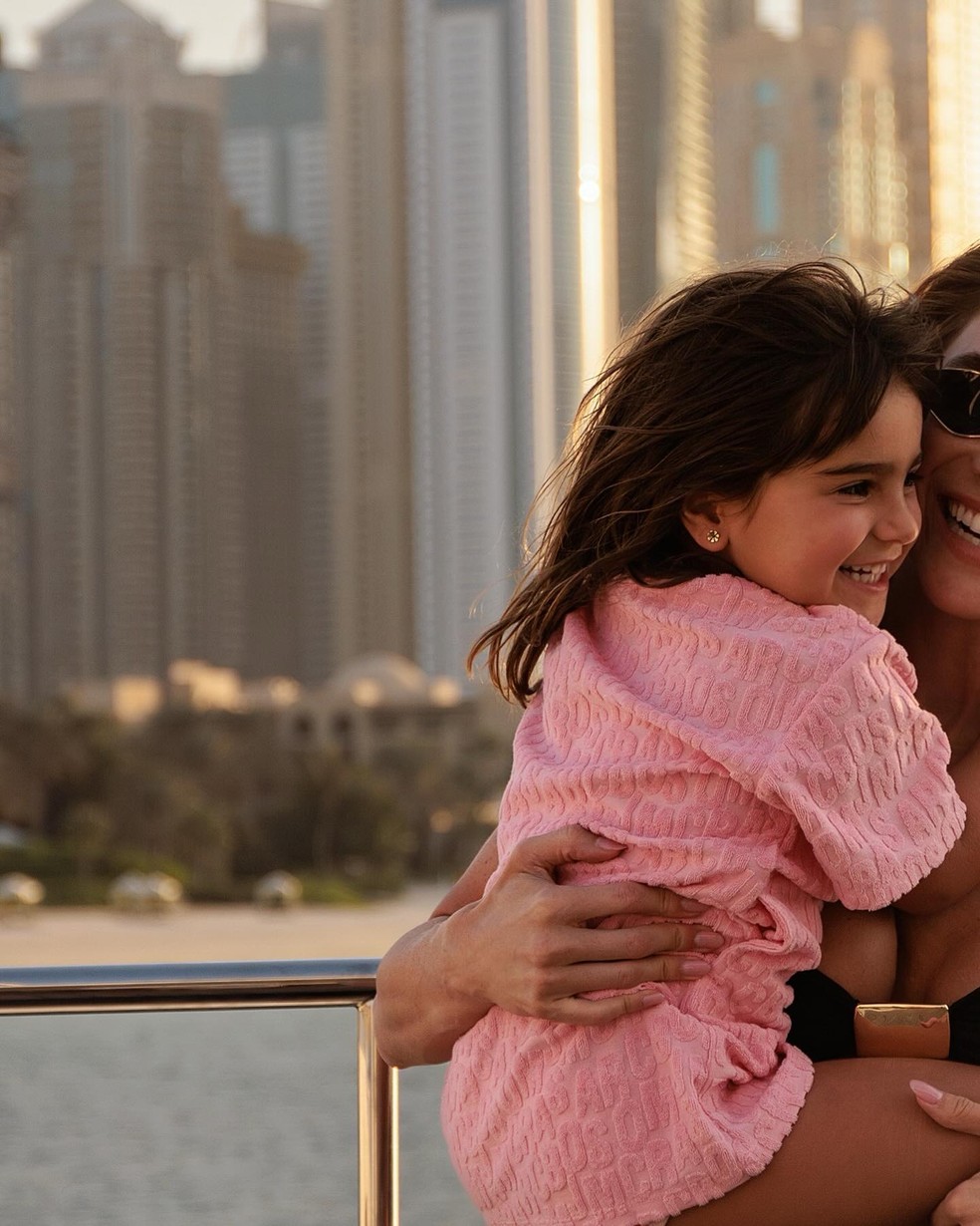 Alok, Romana Novais e filhos posam estilosos a bordo de lancha em Dubai ...