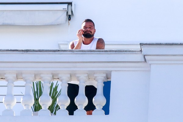 Ricky Martin curte bloco de Carnaval da varanda do Copacabana Palace