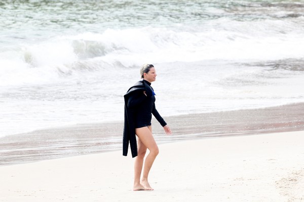 Bruna Linzmeyer pratica nado oceânico na Praia de Copacabana, no Rio