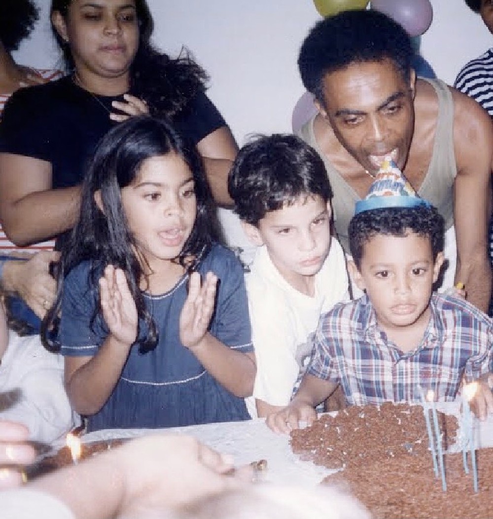 Preta Gil mostra cliques inéditos da família em homenagem ao irmão