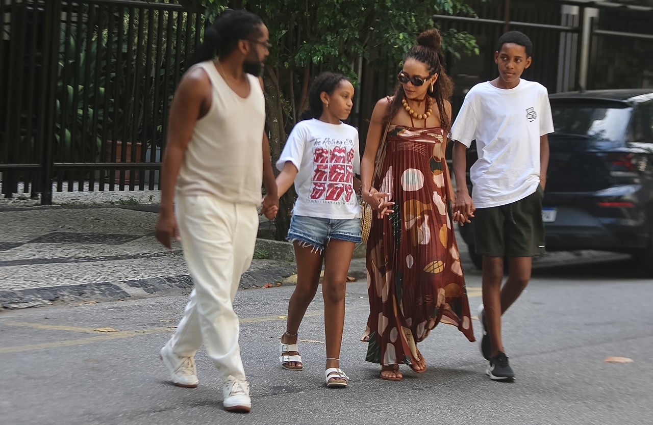 Taís Araujo e Lázaro Ramos passeiam com os filhos no Rio