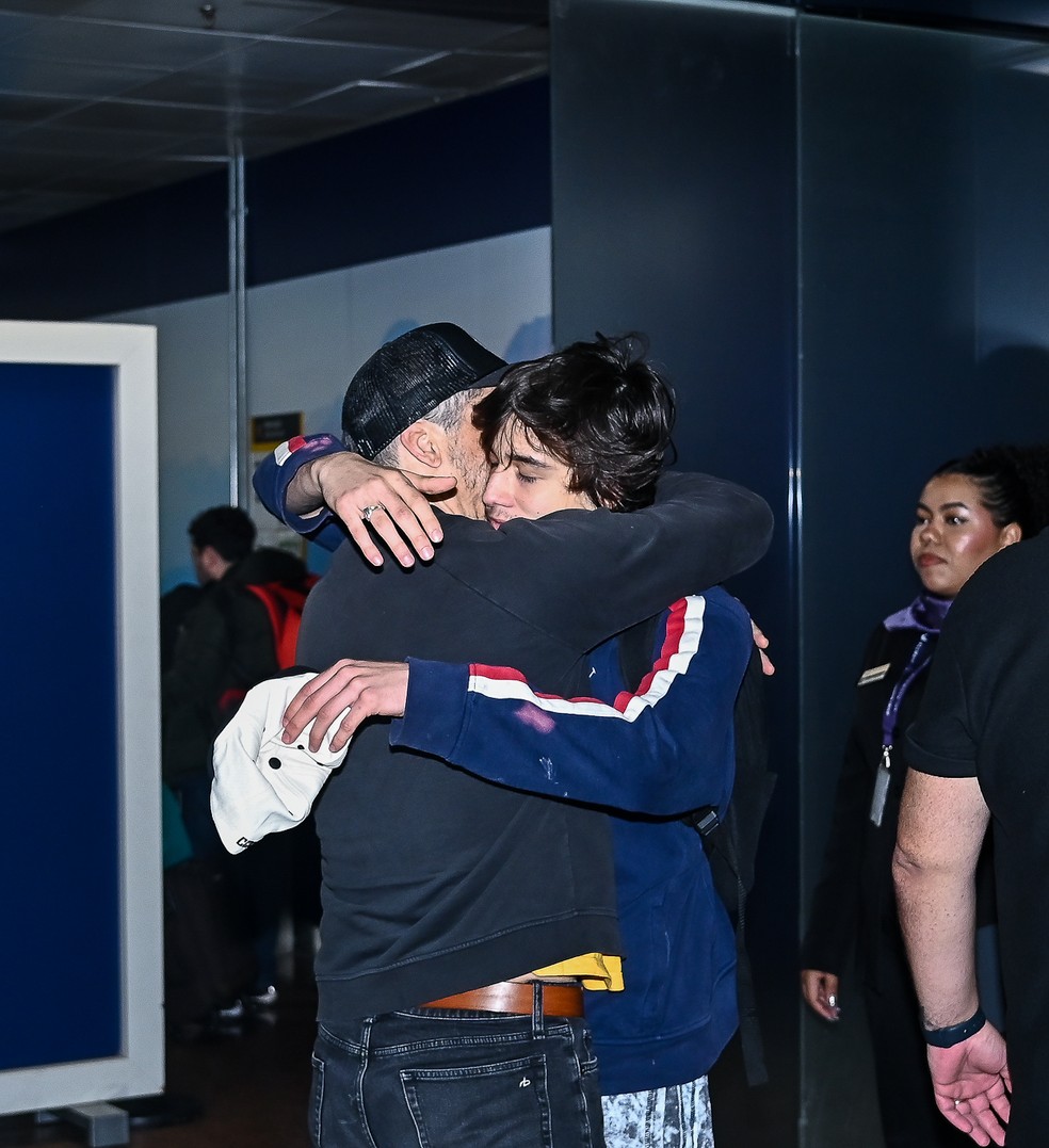 Em rara aparição juntos, Wagner Moura se despede de filho em aeroporto ...