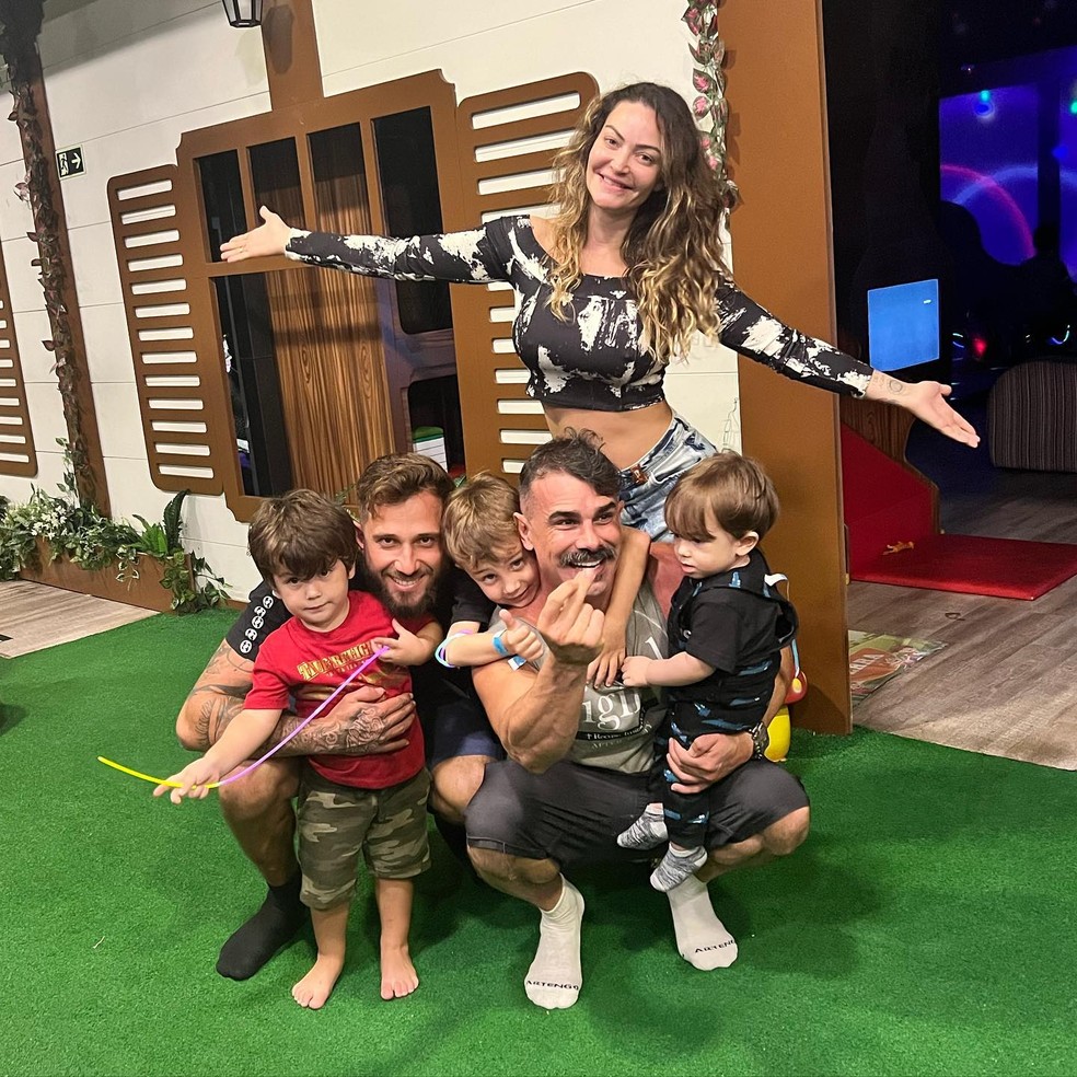 Laura Keller reúne ex-marido, namorado, filho e enteado: 'Enfim, a paz reinou'