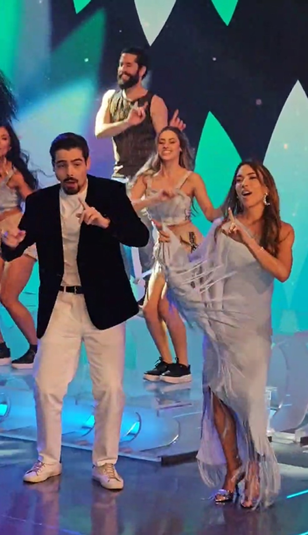 João Silva e Patrícia Abravanel se arriscam no samba ao som de ...