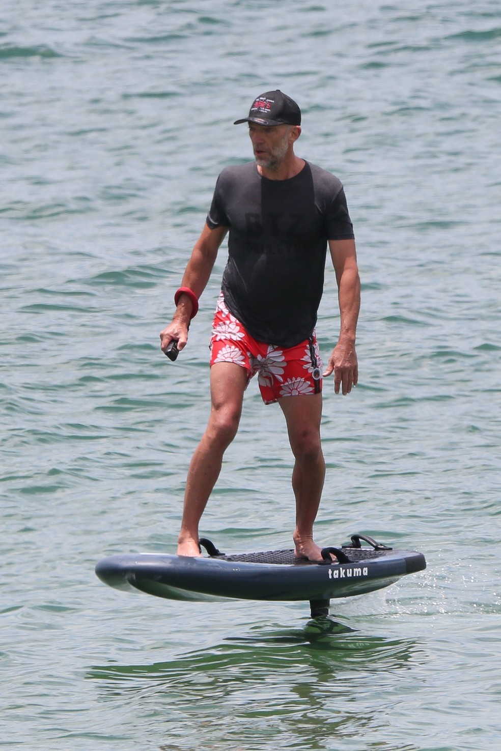 Vincent Cassel e Tina Kunakey aproveitam dia ensolarado em praia no Rio