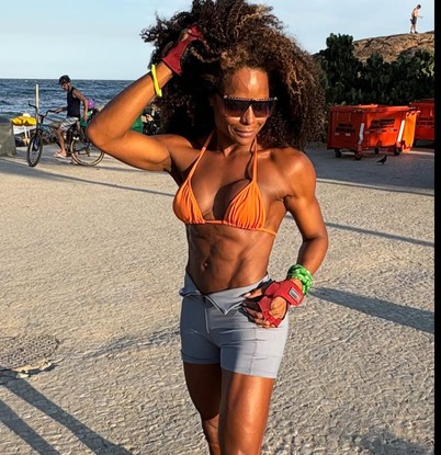 Saiba tudo sobre: Adriana Bombom