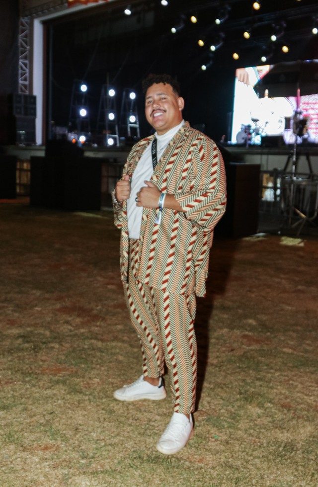 Lucas Buda posa sorridente após ser criticado por affair, prima de MC Binn