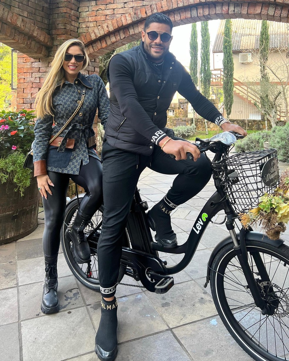 Hulk abre álbum romântico com Camila Ângelo: 'Minha eterna namorada'