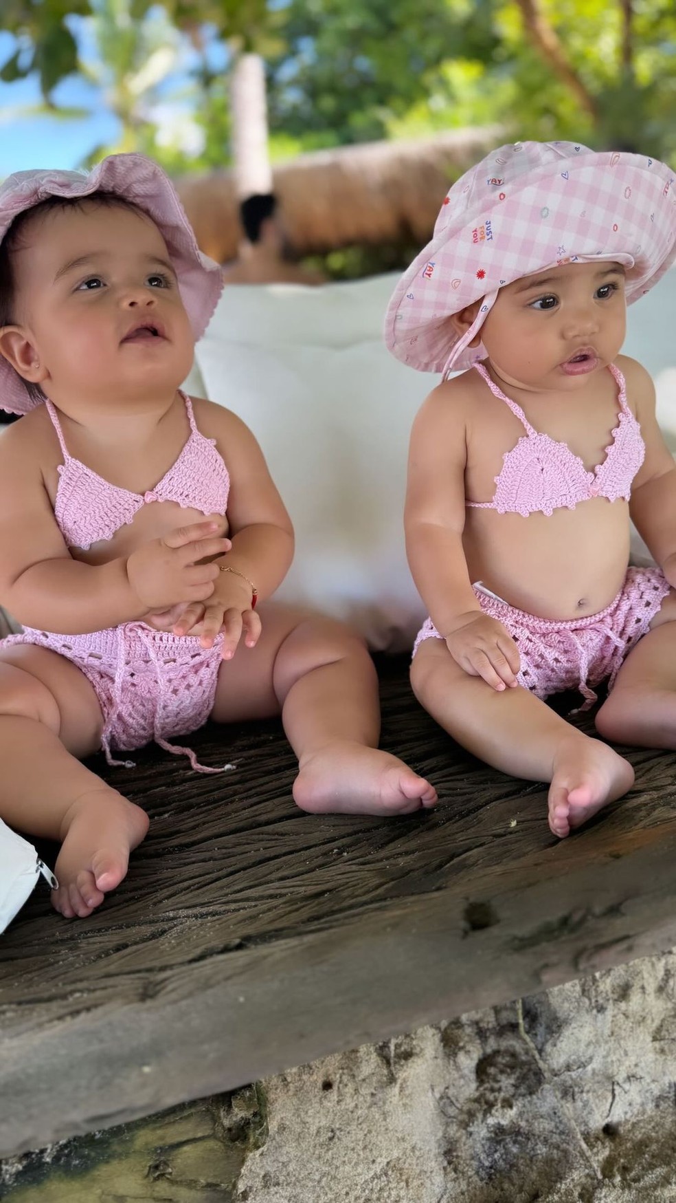 Em dia de praia com Bruna Biancardi, Mavie dá show de fofura em biquíni de crochê