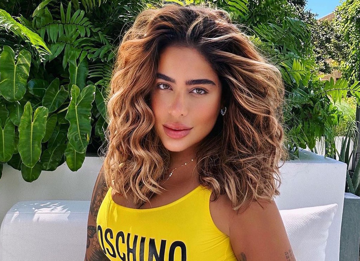 Rafaella Santos chega ao Brasil para leilão de Neymar e exibe beleza ...