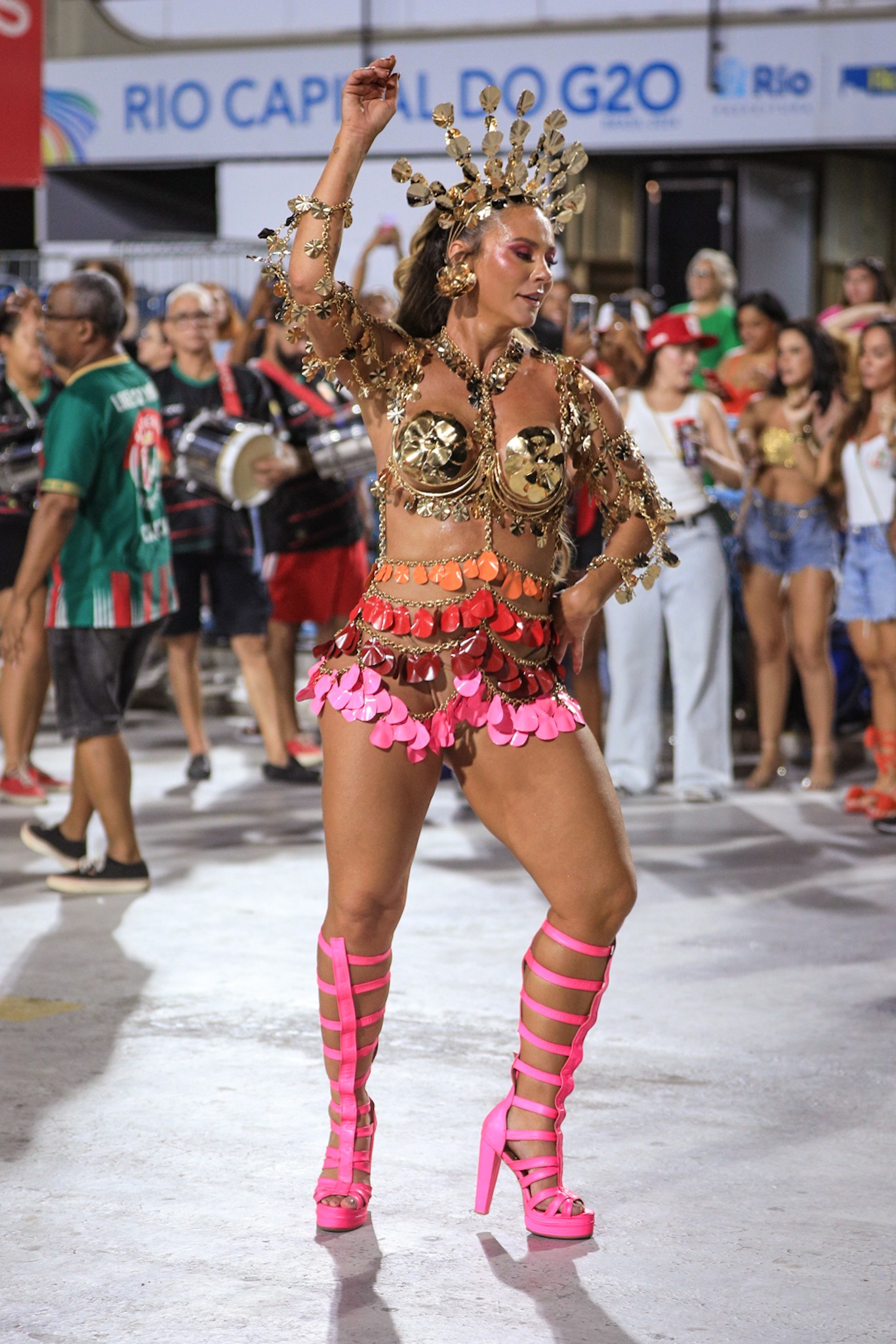 Paolla Oliveira faz último desfile como rainha de bateria da Grande Rio