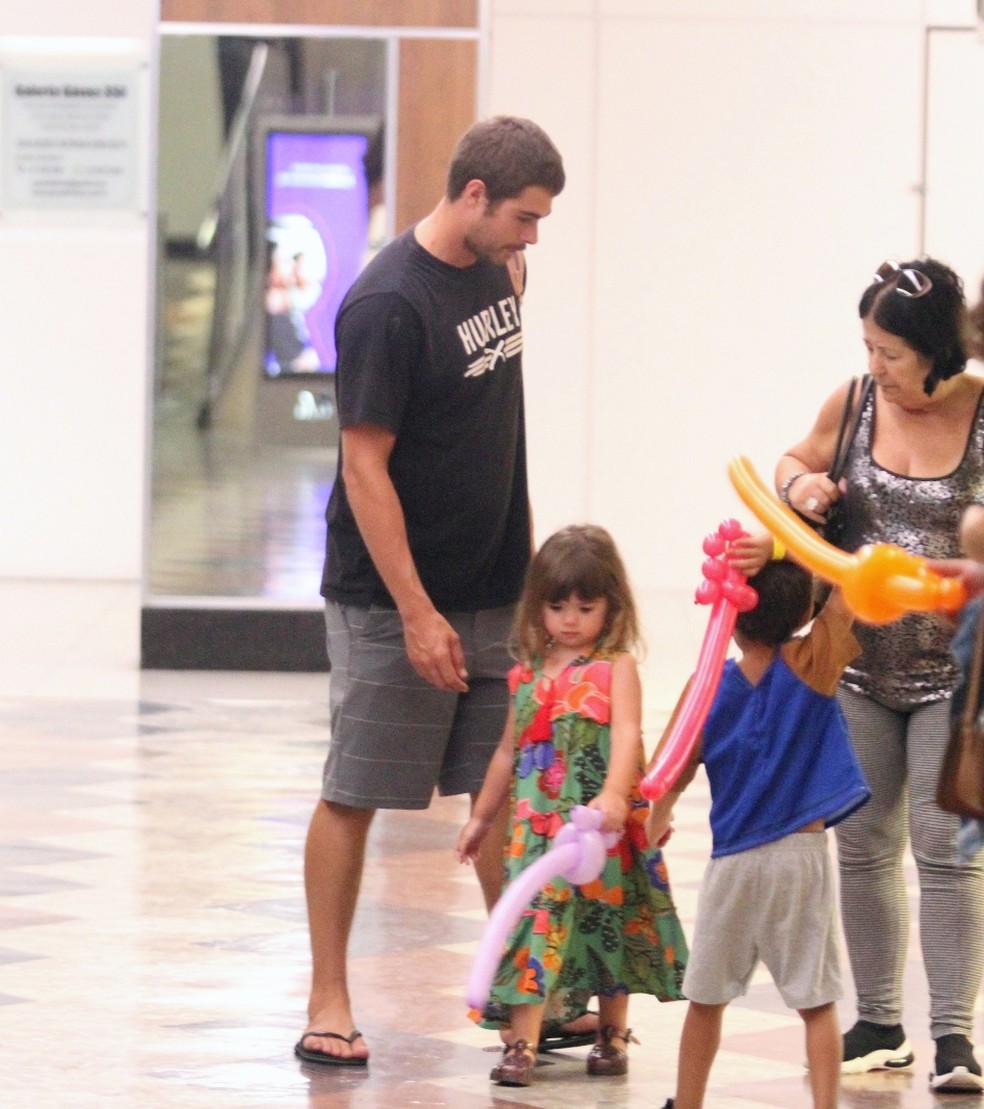 Rafael Vitti passeia com Clara Maria em shopping da Zona Sul do Rio