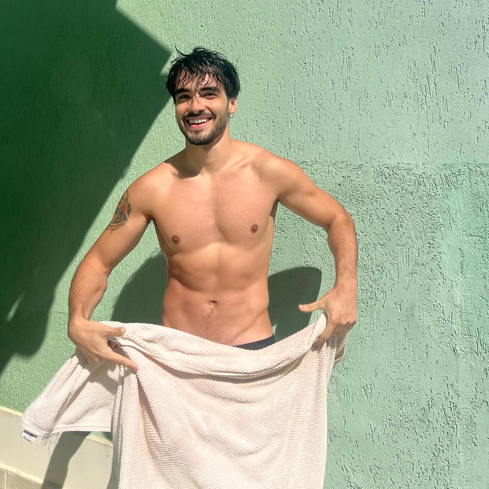 De sunga, ex-ator mirim José Victor Pires agita a web com corpo sarado